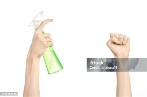 청소기 테마 고 집 청소 흰색 배경에 고립 된 청소에 대 한 녹색 스프레이 병을 들고 남자의 손 가사 집안일에 대한 스톡 사진 및 기타 이미지 Istock