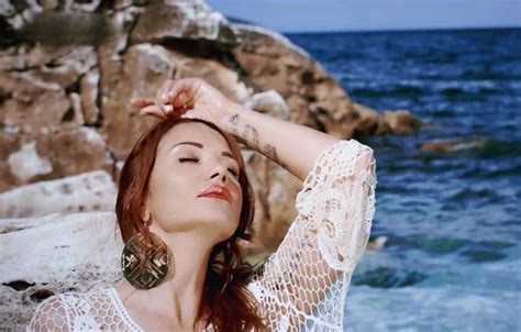 Кали се моли за любов на брега • Клюкарник Com