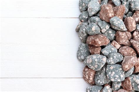 돌과 흰색 나무 배경 파란색과 빨간색 화강암 공간을 복사합니다 텍스트 공간 0명에 대한 스톡 사진 및 기타 이미지 0명 갈색 공란 Istock