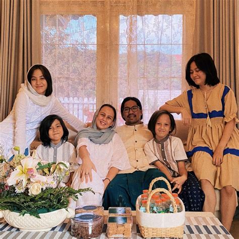 9 Potret Kebersamaan Adhisty Zara Dengan Keluarga
