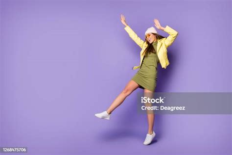 전체 길이의 몸 크기 보기 그녀의 좋은 매력적인 사랑스러운 예쁜 꿈꾸는 여자 점프 댄스 데 재미 시간 격리 된 고립 된 밝은 선명한 빛 생생한 라일락 보라색 보라색 색상