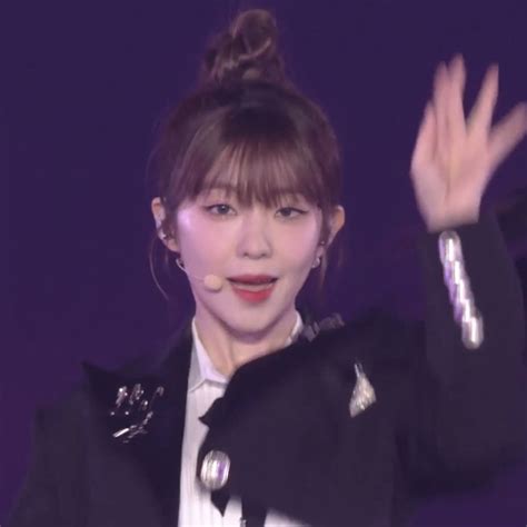 오늘도 프로 아이린과 말랑콩알 주혀니 사이에서 열심히 귀여우느라 수고 많았습니다 🌷 Latulipebae