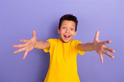 긍정적 인 미친 좋은 분위기 소년 착용 노란색 유행 옷 포옹 보라색 배경에 고립 된 사진 T 셔츠에 대한 스톡 사진 및 기타