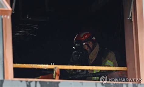 현장 감식하는 소방 관계자 서울소방재난본부 만타헬멧 해상구조헬멧 수상구조헬멧 급류구조헬멧 산불진화대헬멧 특수용도헬멧 현장대원헬멧 화재조사관헬멧 고소작업