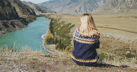 청록색 카툰 강 알타이 산맥의 배경에 앉아 북유럽 스웨터를 입은 젊은 금발 여자 사진 Unsplash의 산길 이미지