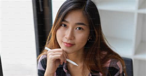 편안한 작업 공간에서 작업하는 동안 웃고 카메라를 바라보는 젊은 아름다운 여성의 초상화 사진 Unsplash의 테이블 이미지