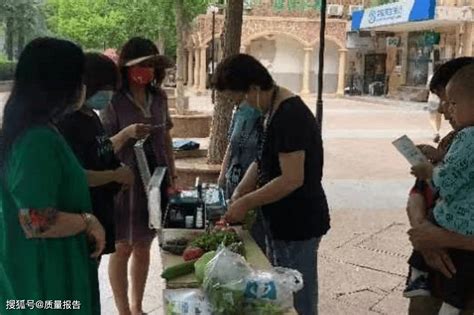 河南省郑州市金水区大石桥街道市场监管所开展“食品安全你送我检”进社区活动宣传群众检测