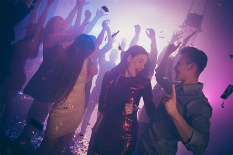 새로운 멋진 현대 바 장소에서 새로운 2020 년 이벤트 축하 축제를 놀고 여가 시간을 보내고 재미있는 좋은 기쁜 긍정적 인 흥분 남자의 회사 실내 Dj에 대한 스톡 사진