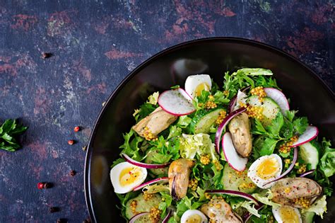 홍합 메 추 라 기 계란 오이 무 상 추와 함께 식이 샐러드 건강 한 음식입니다 해산물 샐러드입니다 최고의 볼 수 있습니다 플랫이 하다 건강한 식생활에 대한 스톡 사진 및