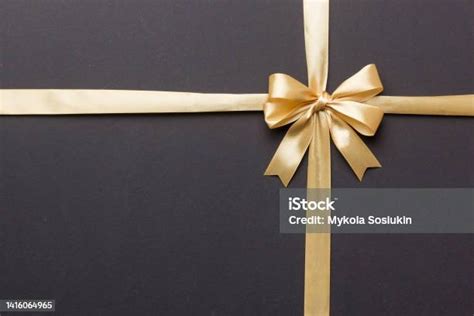 골드 리본의 상단 보기 압연 및 노란색 활 은 컬러 배경에 격리 복사 공간이 있는 플랫 레이 금메달에 대한 스톡 사진 및 기타 이미지 Istock