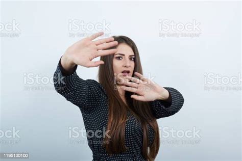 불행 한 Youg 여자 카메라에 손바닥을 보여주는 No를 하 고 제스처를 중지 합니다 갈색 머리에 대한 스톡 사진 및 기타 이미지 갈색 머리 개념 검은색 Istock