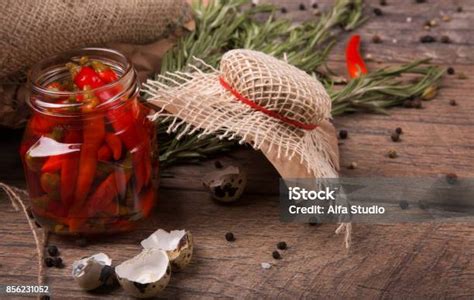 항아리 메 추 라 기 계란과 밝은 나무 배경에 향기로운 로즈마리의 포탄에 매운 칠리 고추의 근접 촬영 0명에 대한 스톡 사진 및 기타 이미지 Istock
