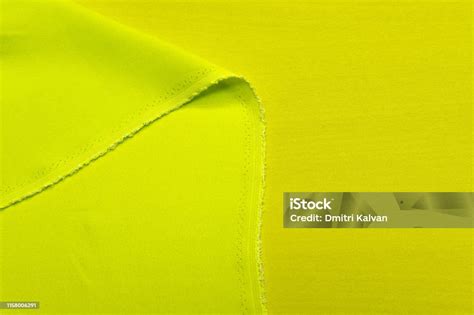예술적인 레이아웃에 밝은 노란색녹색 색상의 실크 쉬폰 원단 텍스처 배경 템플릿 곡선에 대한 스톡 사진 및 기타 이미지 곡선 공단 날기 Istock