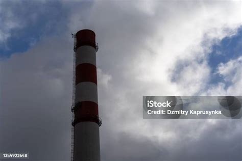 흰색 구름과 푸른 하늘의 배경에 흰색과 빨간색 파이프의 사진 달리는 증기 가열 보일러파이프 강철에 대한 스톡 사진 및 기타 이미지 Istock