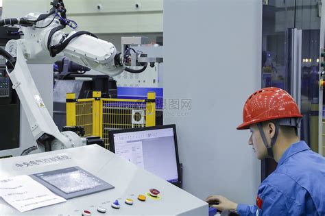 工业现场之工业机器人操作高清图片下载 正版图片501700444 摄图网