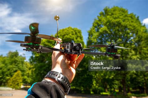 무선 조종으로 전투 Fpv 드론 우크라이나의 현대전에서 Kamikaze 무인 항공기 2022년 러시아의 우크라이나 침공에 대한 스톡 사진 및 기타 이미지 2022년