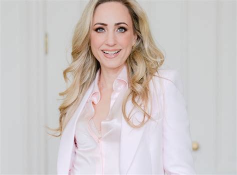 Wie Is Hella Huizinga Tv Persoonlijkheid Die Roem