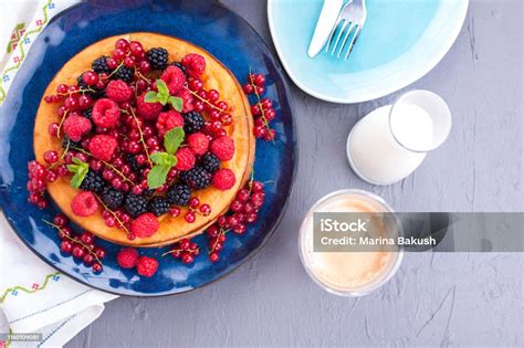 딸기 달콤한 과일 케이크입니다 신선한 딸기 라스베리와 블루베리 가족 조식 홈메이드 케이크 우유가 든 향기로운 커피 과일에 대한 스톡 사진 및 기타 이미지 Istock