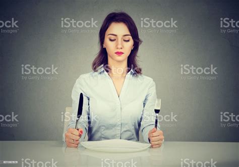 포크와 나이프 회색 벽 배경에 고립 된 빈 접시와 함께 테이블에 앉아 심각한 여자 빈 접시에 대한 스톡 사진 및 기타 이미지 빈 접시 여자 한 명의 여자만 Istock