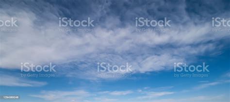 화창한 날에는 하얀 푹신한 구름이 있는 푸른 하늘의 멋진 경치 복사 공간이있는 자연 배경 벽지 또는 사전 설정 0명에 대한 스톡 사진 및 기타 이미지 Istock