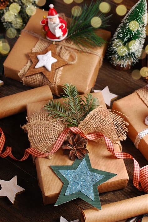 Att Packa Julklappar I Rustik Stil Fotografering För Bildbyråer Bild Av Figurin Fira 163173005