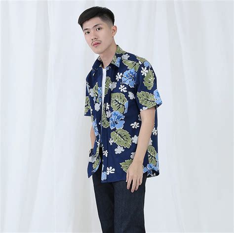 Mr 673 เสื้อเชิ้ตผู้ชายแขนสั้น ลายดอกฮาวาย Blue Floral Print พื้นสีน้ำเงินเข้ม Mr Maker