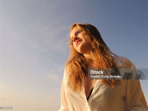 햇빛에 푸른 하늘에 흰색 실크 셔츠에 맑은 피부 빨간 밝은 머리를 가진 젊은 매력적인 여자의 초상화 18 19세에 대한 스톡 사진 및 기타 이미지 Istock