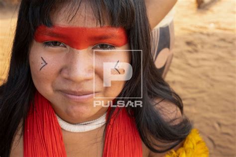 Menina Indígena Da Etnia Kalapalo Durante Ritual Feminino Yamurikumã Na