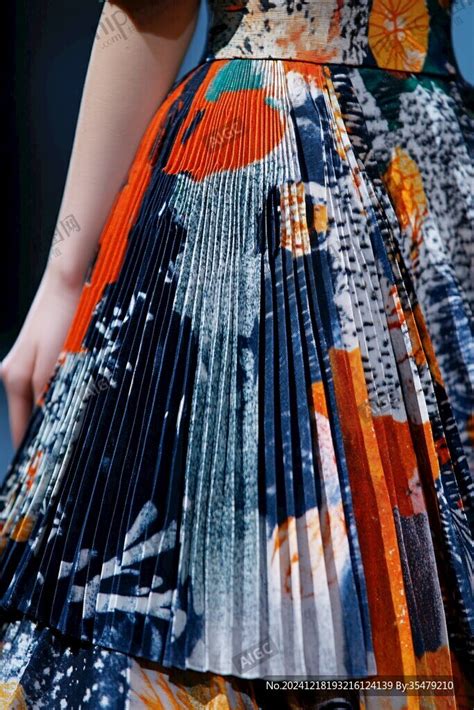 Ai创作图间色曳地长裙 连衣裙上的光线褶皱 服装局部图案 香云纱数码印花设计 香云纱数码印花 抽象色块提花印花 服装面料现代中式线条 香云纱花型设计 服饰花纹纹理 夸张变形褶皱立裁 陈列细节