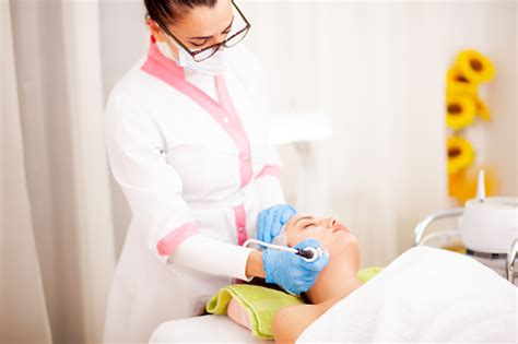 체증 전문의는 미용실에서 아름답고 젊은 여성의 얼굴 피부의 미세 피부 의 절차를 만든다 20 24세에 대한 스톡 사진 및 기타 이미지 20 24세 20 29세 2명