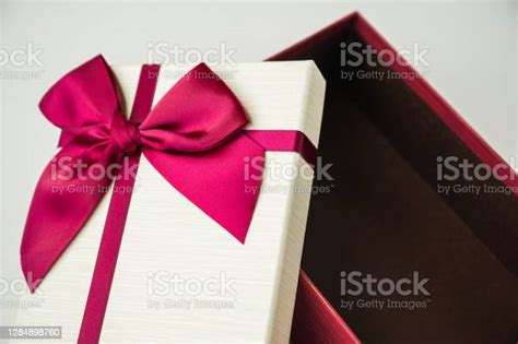 복사 공간이 있는 흰색 테이블에 기프트 박스 모형을 엽니다 메리 크리스마스와 텍스트 광고에 대한 행복한 새해 배경 0명에 대한 스톡 사진 및 기타 이미지 Istock