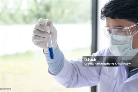 과학자 또는 실험실 코트 지주 시험관 시 약 실험실 유리 그릇 포함 화학 액체 생화학 실험실 연구에서 의료 Stem 주제에 대한 스톡 사진 및 기타 이미지 Istock