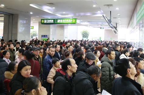 这天周一，南充两家“三甲”医院迎来一年门诊最高峰