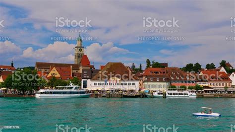부두 페리 보트 카페 레스토랑 및 교회 첨탑이있는 콘스탄스 호수 기슭의 유서 깊은 도시 인 Überlingen의 역사적인 중심부의 정면 전망 건물 외관에 대한 스톡 사진 및
