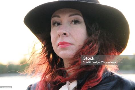 빨간 머리와 넓은 챙과 고전적인 검은 모자를 가진 여자 자기 격리 후 개인 장식품에 대한 스톡 사진 및 기타 이미지 개인 장식품 검은색 관능 Istock