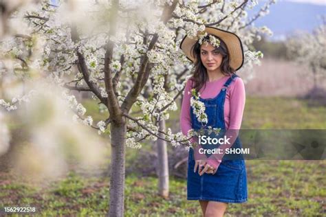 꽃이 만발한 자두 과수원에서 머리에 밀짚모자를 쓴 소녀 하얀 매화는 초점이 흐려졌습니다 Sable Color에 대한 스톡 사진 및 기타 이미지 Sable