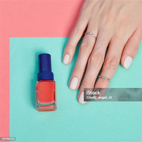 화장품 손 메이크업 아름다운 손톱 매니큐어 매니큐어 컬러 종이 배경에 광고 밝은 색깔의 매니큐어와 손가락 손톱에 대한 스톡 사진 및 기타 이미지 Istock