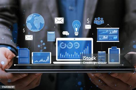 사업가의 손 와 재무 데이터 회계 홀로그램 와 장치 와 파란 배경에 도표 와 가 가까이서 보는 타블렛 통계 연구 및 기술 개념 개념에 대한 스톡 사진 및 기타 이미지