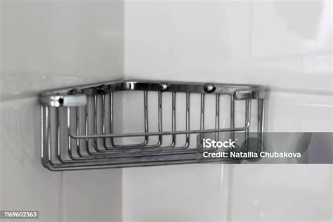 벽에 흰색 타일이있는 호텔 샤워 욕실에서 비누 샤워 젤 및 스폰지용 금속 실버 선반 럭셔리 욕실 인테리어 소프트 선택적 초점 가구에 대한 스톡 사진 및 기타 이미지 Istock