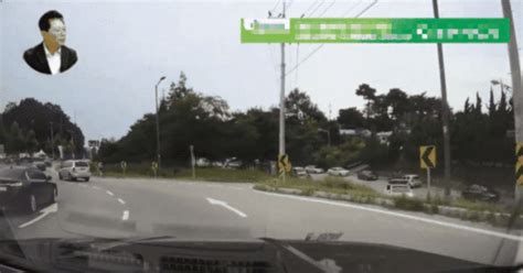 회전교차로 갑자기 끼어든 자전거운전자에 손가락 욕