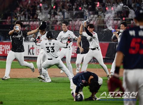 3 0→3 2→7 2→7 8→8 8→9 8 끝내기 실책 덕에 Kt 4위 점프 롯데는 6위로[수원 현장]