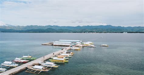 경치 경치가 좋은 고요한 관광 낚싯배 레크리에이션 보트 마리나 맑은 날 모험 목적지 목조 물 바다 바다 경치 바다의 배 보트 타는 부두 산