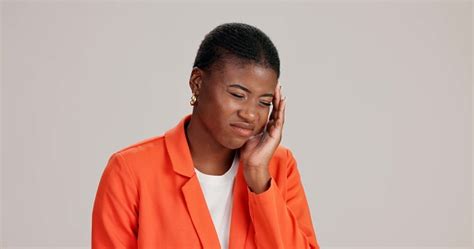 두통 스트레스 및 현기증은 피로 편두통 또는 모형 공간을 위해 스튜디오에서 흑인 여성과 함께합니다 이명 뇌 안개 및 피곤한 불안 및 고통 위기에 대한 흰색 배경에 사람과