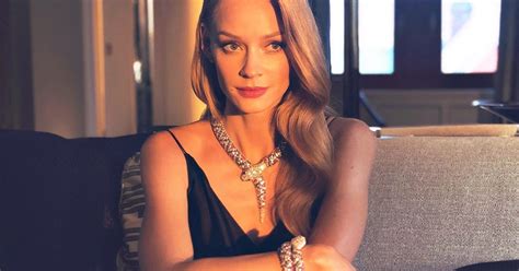 Хороша Светлана Ходченкова поделилась серией смелых фото в бикини