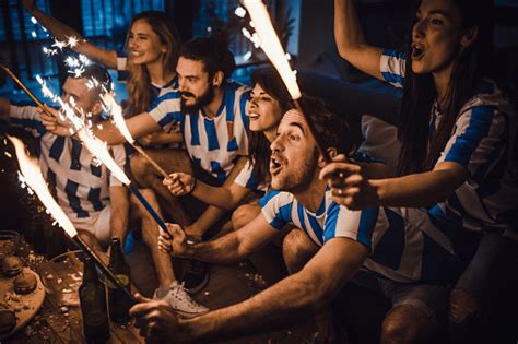 집에서 그들의 팀을 응원 하는 동안 불타는 토치를 사용 하 여 밝은 축구 팬 들의 그룹입니다 Championship에 대한 스톡 사진 및 기타 이미지 Istock