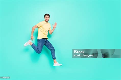 흥분한 쾌활한 사람의 전체 길이 프로필 사진 청록색 배경에 고립 된 서둘러 달리는 T 셔츠에 대한 스톡 사진 및 기타 이미지