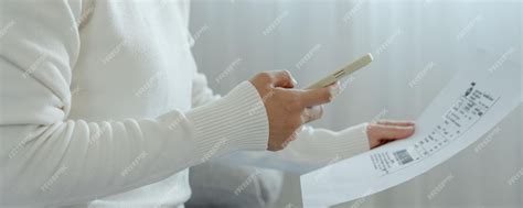 Une Femme Utilise Un Code Barres Ou Des Codes Qr Pour Payer Une Facture De Carte De Crédit Après