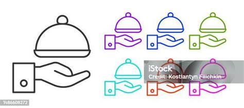 흰색 배경에 고립 된 음식 아이콘의 트레이로 덮여 검은 줄 트레이 및 뚜껑 표지판 뚜껑이 있는 레스토랑 클로쉬 다채로운 아이콘을 설정합니다 벡터 3차원 형태에 대한 스톡