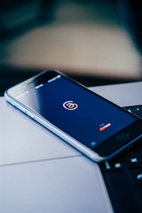 노트북 컴퓨터 위에 놓인 휴대폰 사진 Unsplash의 무료 메타 이미지