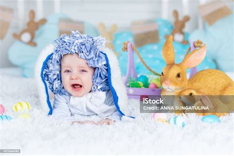 부활절 달걀과 토끼가 있는 침대에서 우는 토끼 모자를 쓴 아기 부활절 개념 6 11 개월에 대한 스톡 사진 및 기타 이미지 6 11 개월 공휴일 귀 부분 Istock